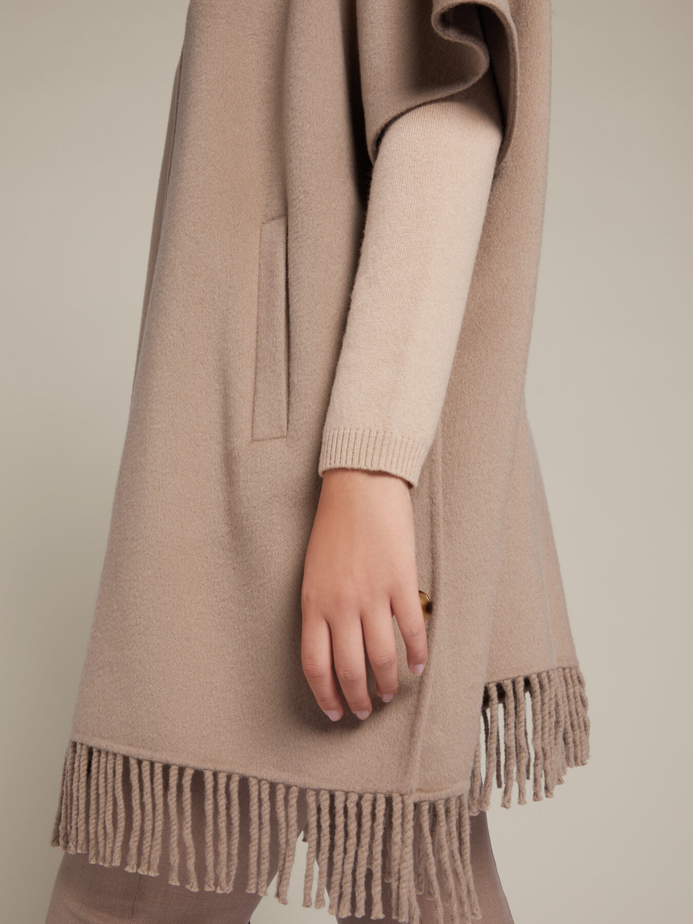 Capa de doble tejido acabada a mano