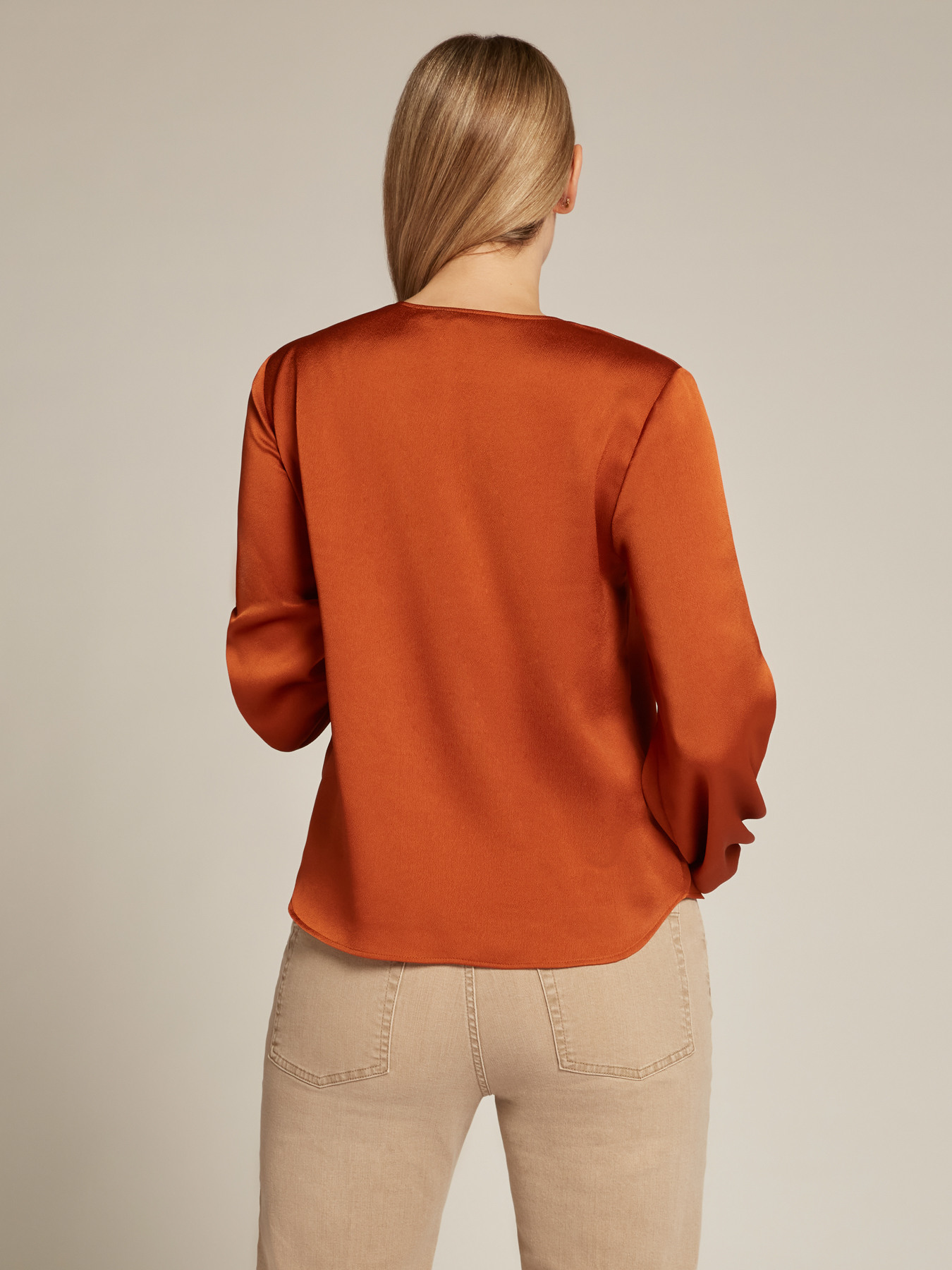 Blusa de raso con chorrera