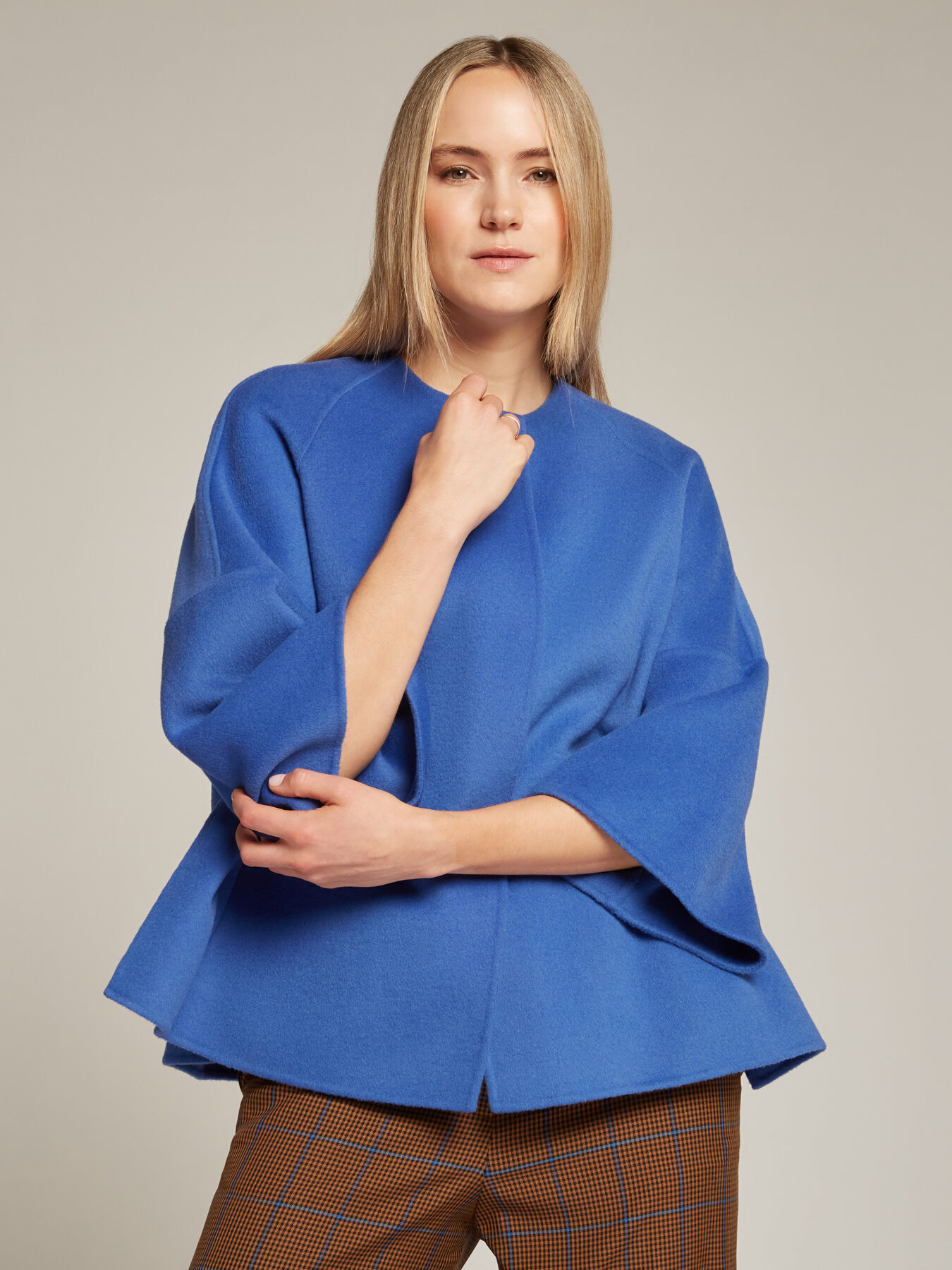 Hand-finished double fabric cape