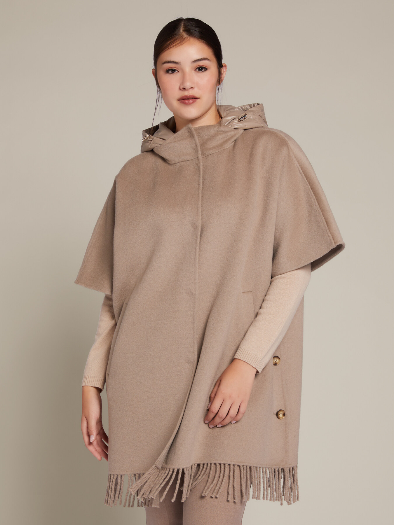 Cappa in tessuto double rifinita a mano